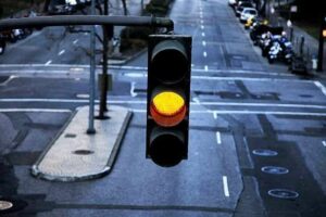 Passar no sinal amarelo da multa? | Blog da Zapay