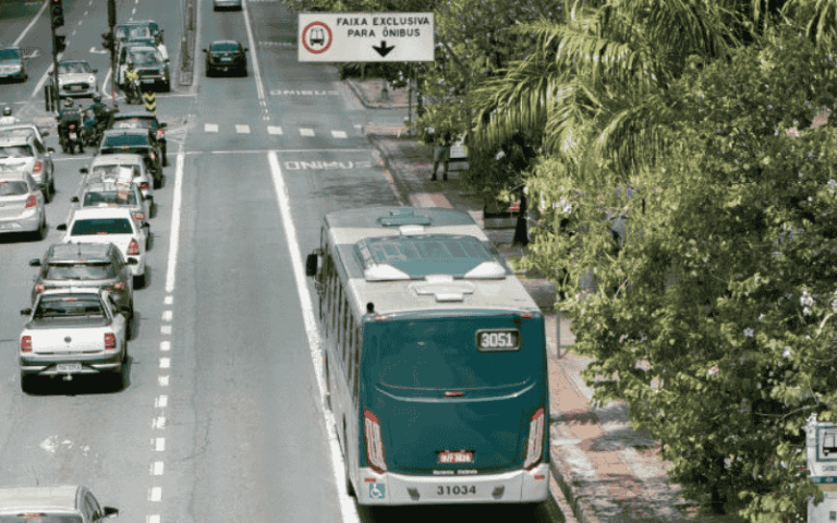 Valor da multa por andar na faixa de ônibus e pontos na carteira